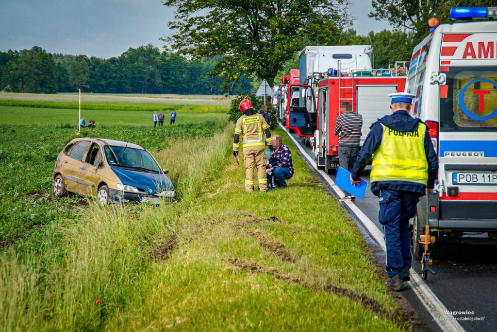 Z OSTATNIEJ CHWILI! - Wypadek w Pruścach. Jest osoba poszkodowana. [ZDJĘCIA] » Portal informacyjny
